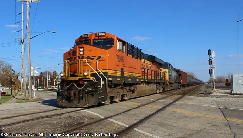 BNSF 7906 & CSX 18